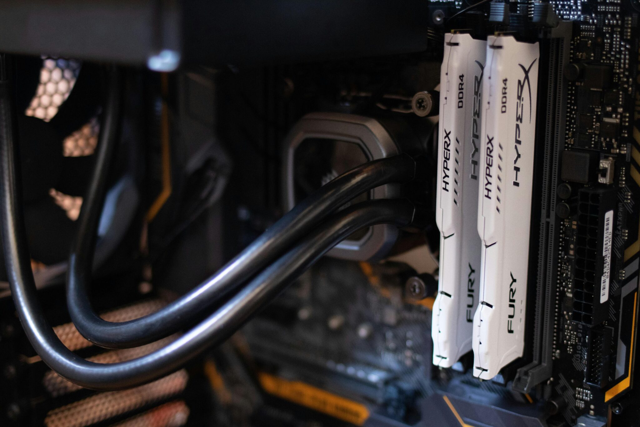 Qué es la memoria HBM y cómo funciona en GPU y IA
